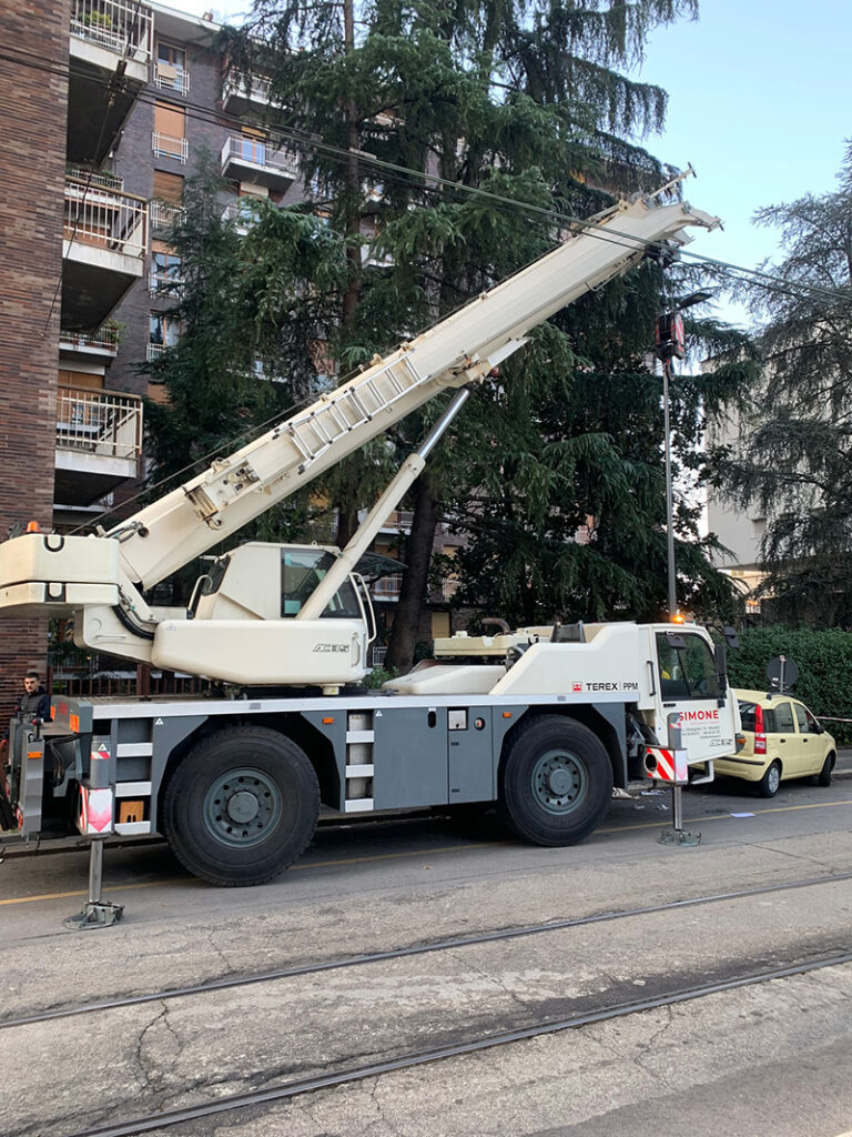 Delivery of a refrigerator in Milan with a crane - Tramo